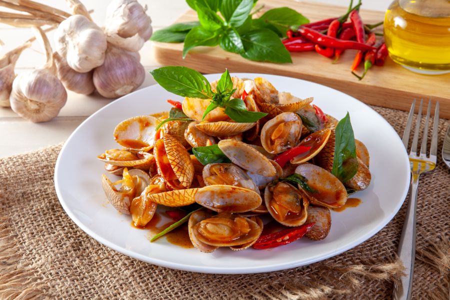 タイ料理「ホイラーイパットナムプリックパオ（หอยลายผัดน้ำพริกเผา）」とは？ - タイNavi